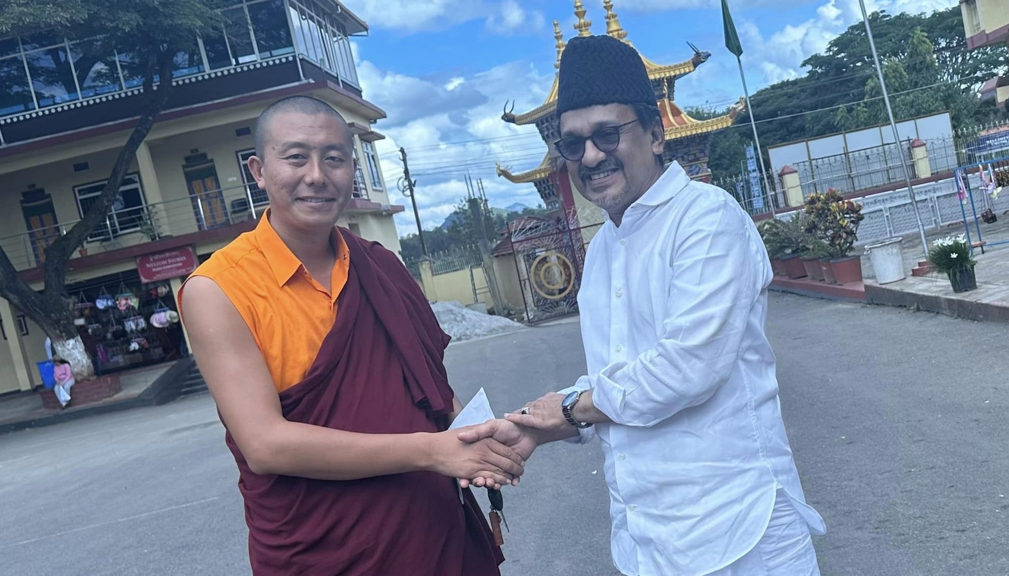 കുടകിലെ തിബറ്റന്‍ ബുദ്ധ കേന്ദ്രവും സുവര്‍ണ ക്ഷേത്രവും സന്ദര്‍ശിച്ച് ...